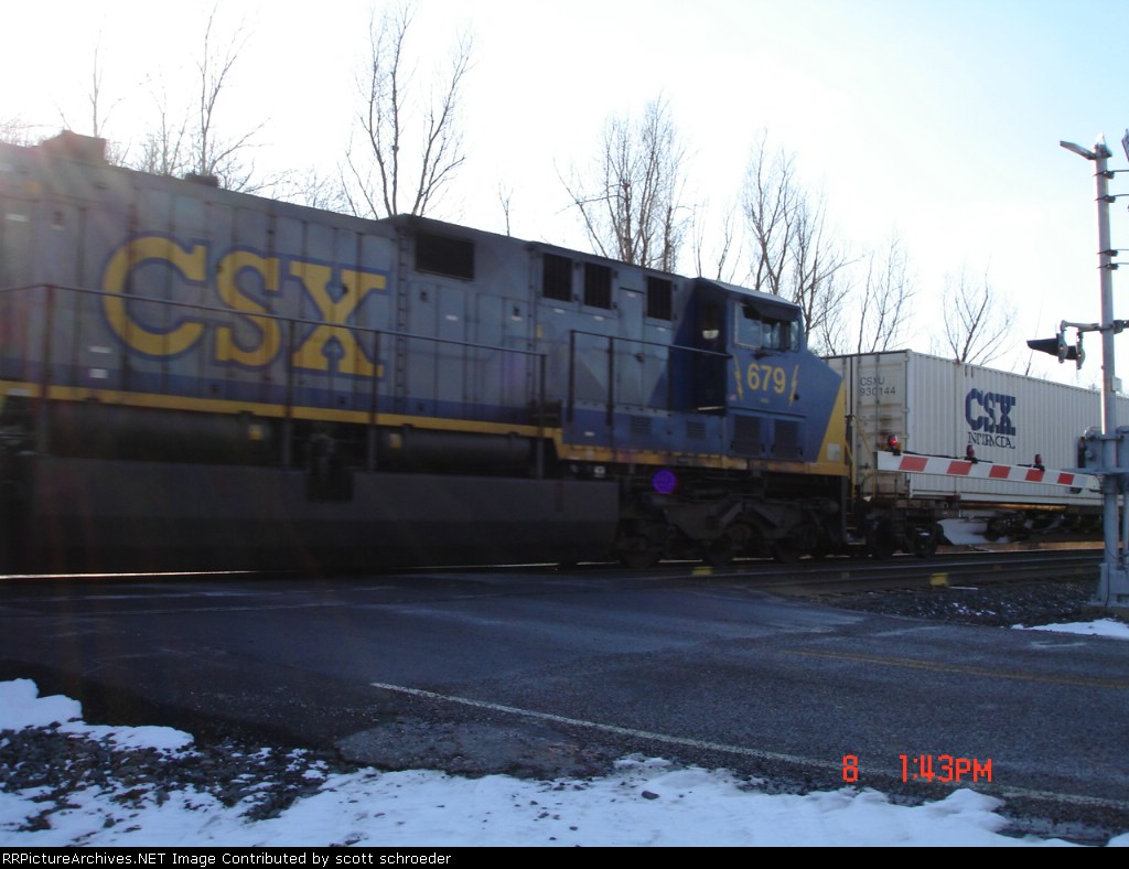 CSX 679 & CSXU Container 930144 EB